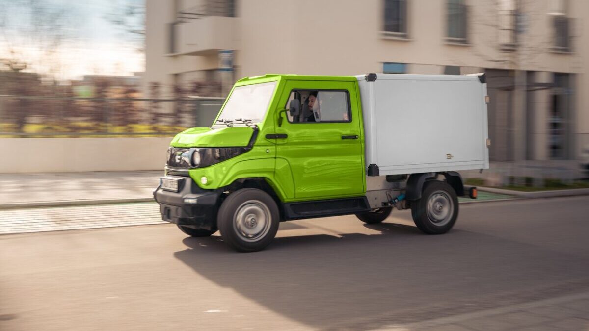 EVUM aCar: un comercial eléctrico 4x4 que puede con todo - Autofácil